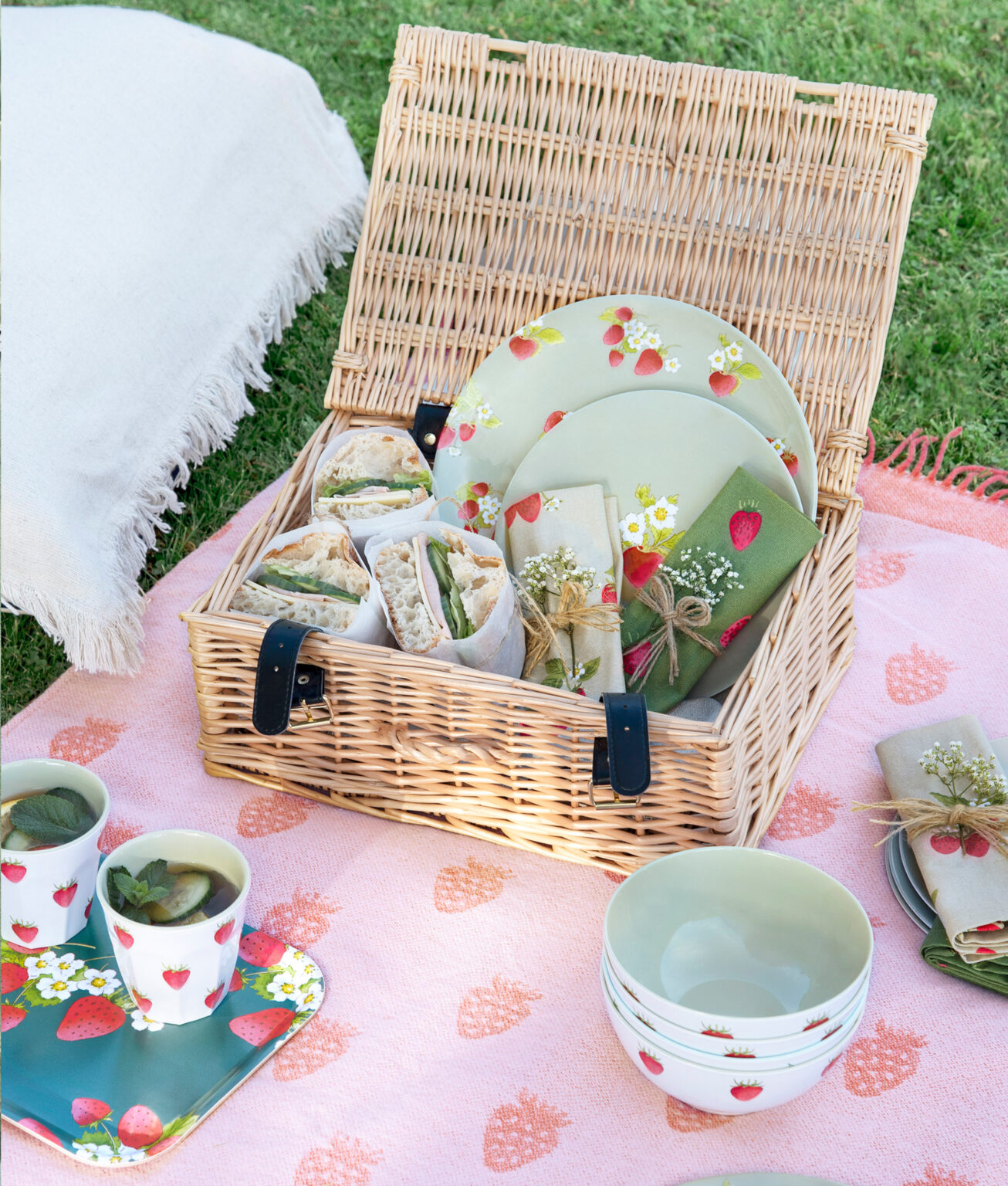 Sophie Allport's Tips for a Stylish Great British Garden Party Picnic ...